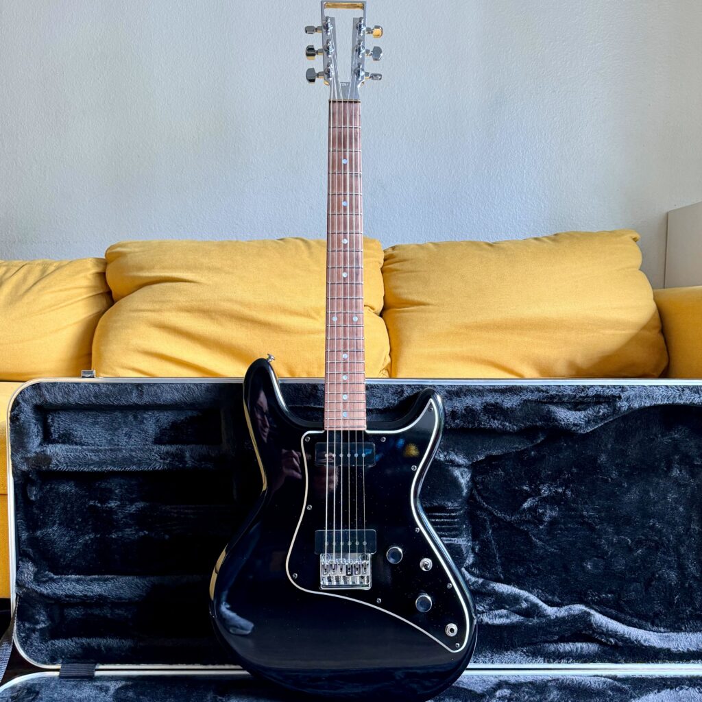 Travis Bean Designs TB500 Black w/Hard Case - I Want That Guitar